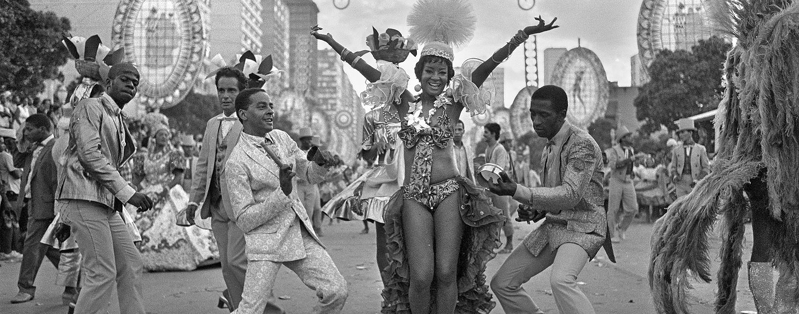 Why is it so difficult to find scenes from the old samba school parades?